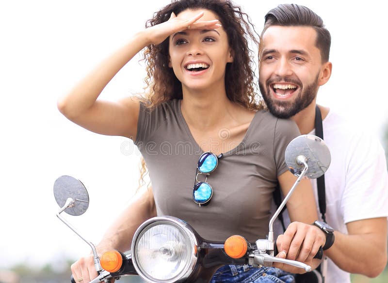 La Bella Giovane Coppia Sta Sorridendo Mentre Guidava Un Motorino ... La Bella Giovane Coppia Sta Sorridendo Mentre Guidava Un Motorino ...