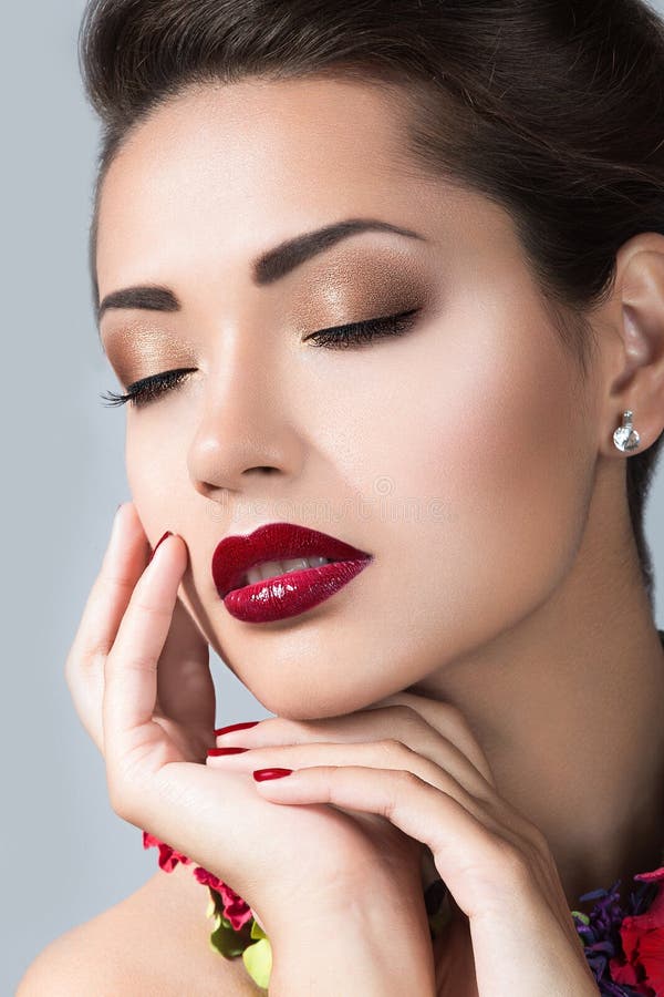 La Bella Ragazza Con Pelle Perfetta E La Sera Fanno Fotografia Stock ...