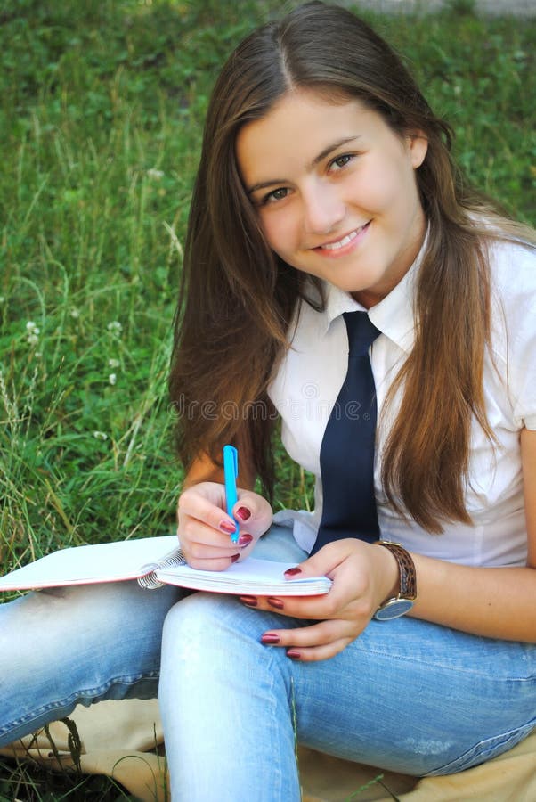 La Bella Ragazza Sta Leggendo Un Libro Immagine Stock - Immagine di ...