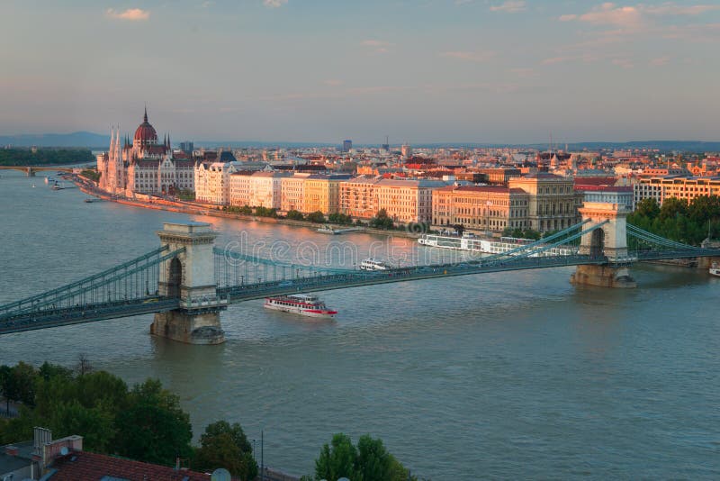 La Belle Capitale De Budapest En Hongrie Image éditorial - Image du ...