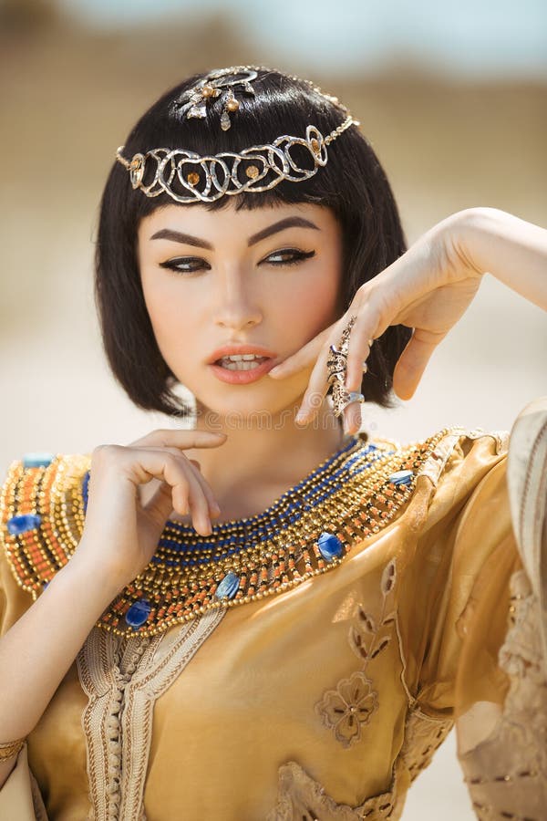 La Belle Femme Avec Le Maquillage De Mode Et La Coiffure Aiment La