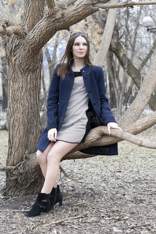 La Belle Femme Russe Pose En Parc Image stock - Image du beau, ressort ...