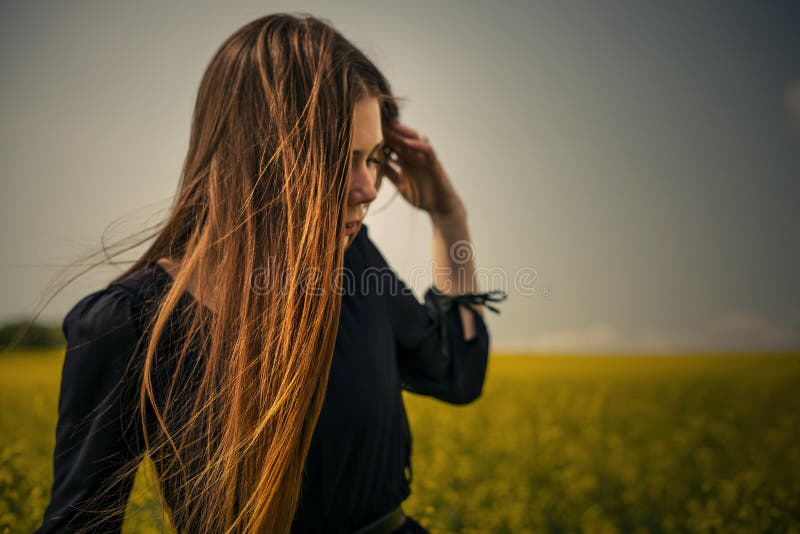 La Belle Fille Avec Les Cheveux Rouges Dehors Va à Travers Le Champ