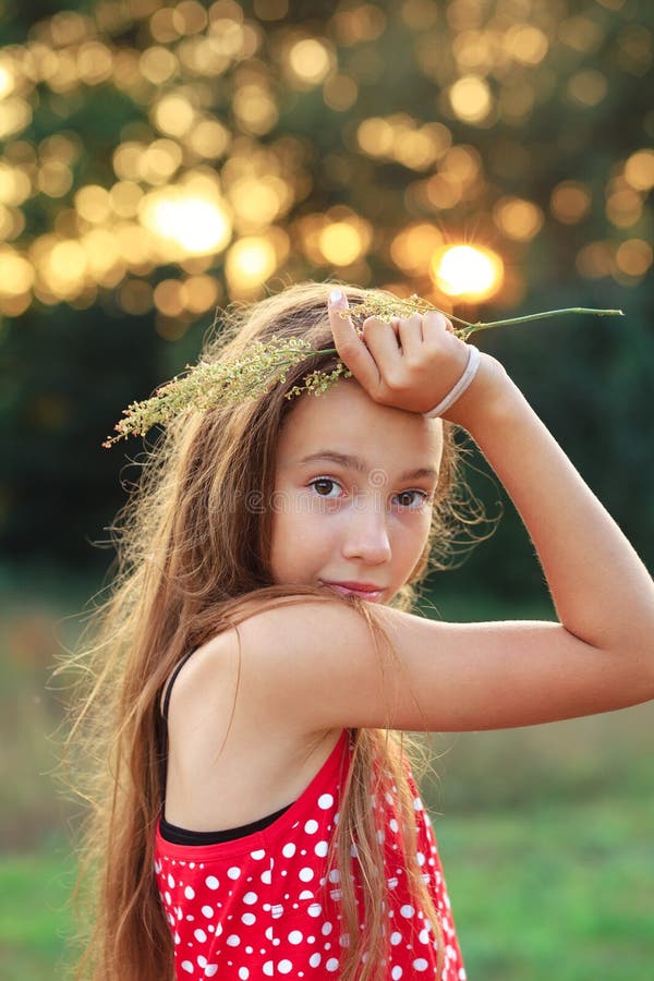 La Belle Fille De Ladolescence Est Et Souriante Appréciante La Nature