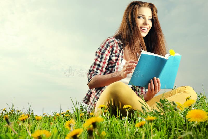 La Belle Fille Lit Le Livre Photo stock - Image du attrayant, adulte ...