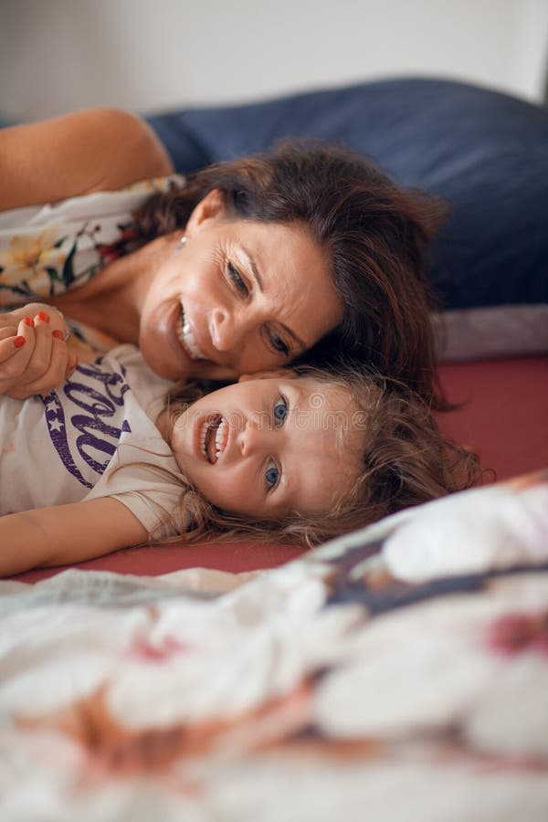 La Belle Mère Caresse Avec Sa Fille Dans Le Lit Riant Nerveusement Et