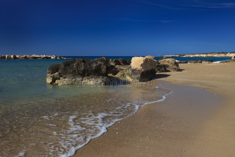 La Magnifique Plage De Coral Bay, Chypre Image stock - Image du ...