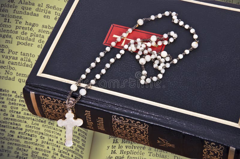 La biblia santa imagen de archivo. Imagen de pecho, creencia - 13332251