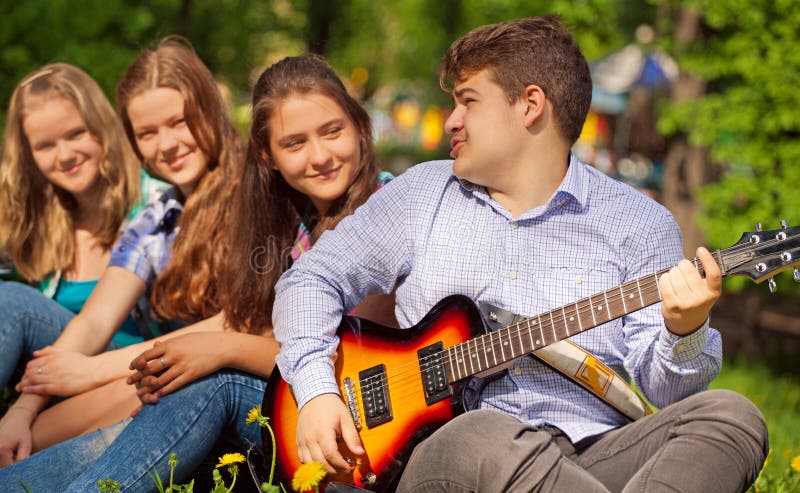 La Bionda Delle Ragazze E Dai Capelli Rossi Si Divertono Immagine Stock ...