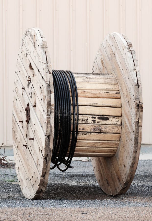 Bobine En Bois De Câble électrique Image stock - Image du fond ...
