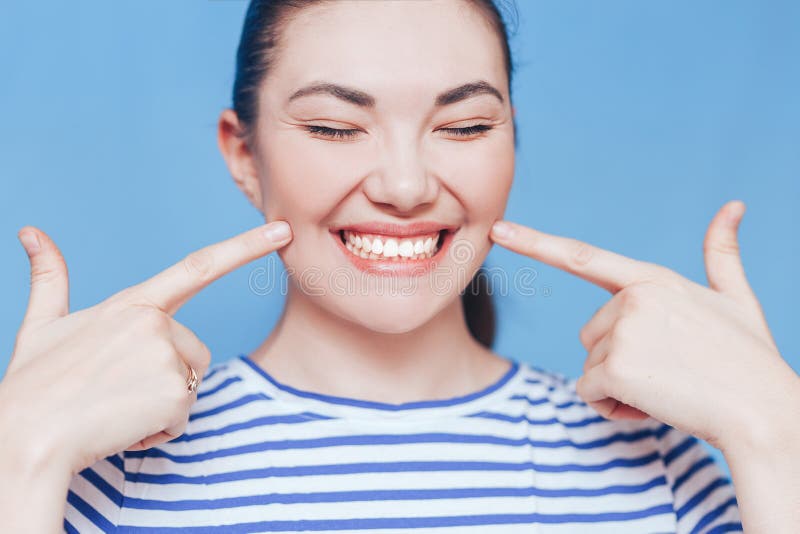 La Boca De Una Mujer Con Grandes Dientes Foto de archivo - Imagen de ... La Boca De Una Mujer Con Grandes Dientes Foto de archivo - Imagen de ...