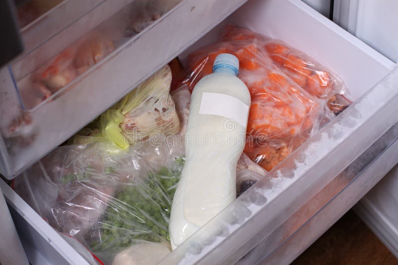 La Bottiglia Di Latte Congelato Fotografia Stock - Immagine di vetro ...