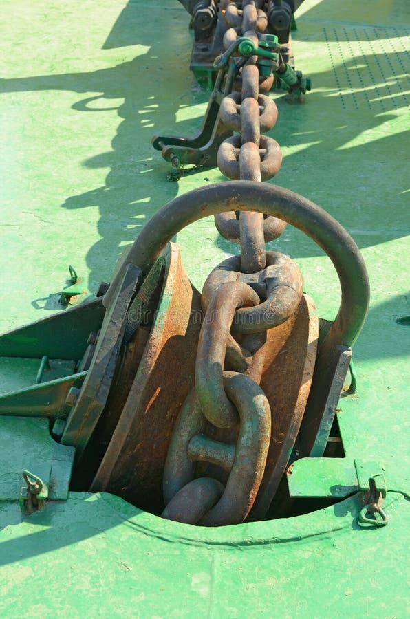 La Cadena Que Sostiene El Ancla Imagen de archivo - Imagen de cubierta ...
