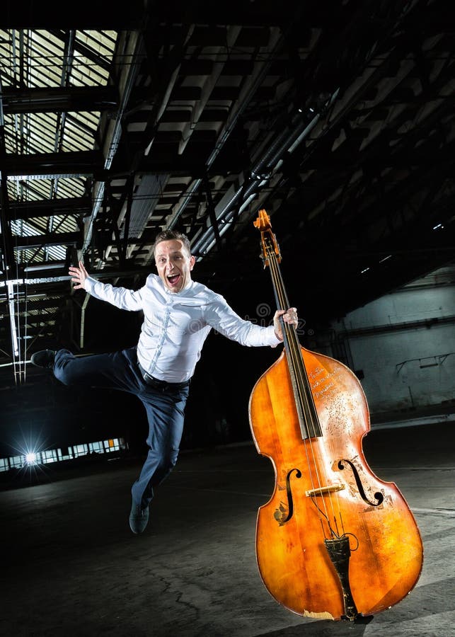 Camicia Bianca Da Uomo Con Contrabbassista Immagine Stock - Immagine di ...