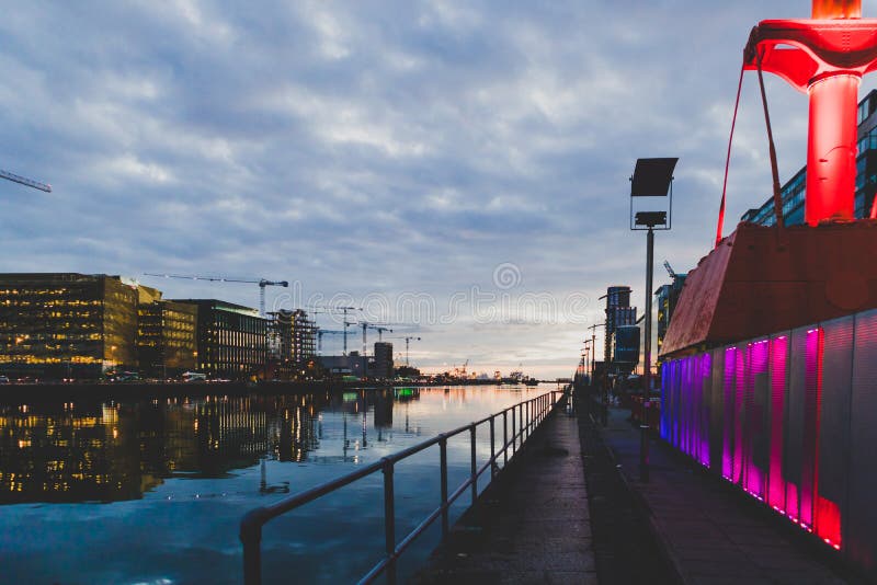 Campana Subacquea, Ponte Di Samuel Beckett Fotografia Stock Editoriale ...