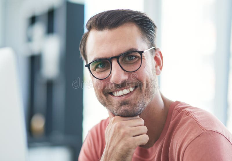 La Cara De Una Nueva Empresa De Tecnología. Retrato De Un Joven ... La Cara De Una Nueva Empresa De Tecnología. Retrato De Un Joven ...