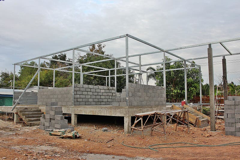 La casa durante estructura foto editorial. Imagen de exterior - 135696561