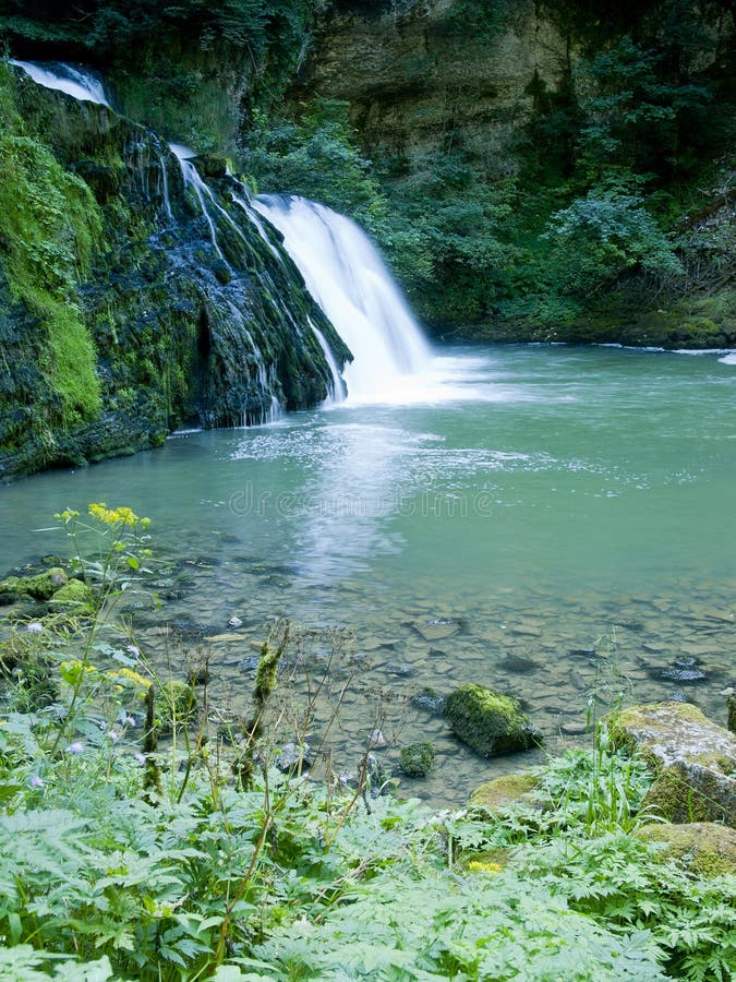 La Cascade De La Source Du Lison Dans Les Frances Image stock - Image ...