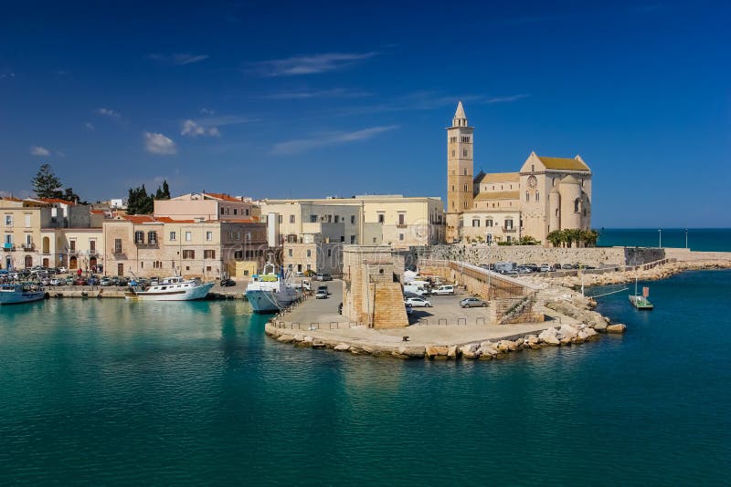 La Catedral Trani Apulia Italia Foto de archivo - Imagen de normando ...