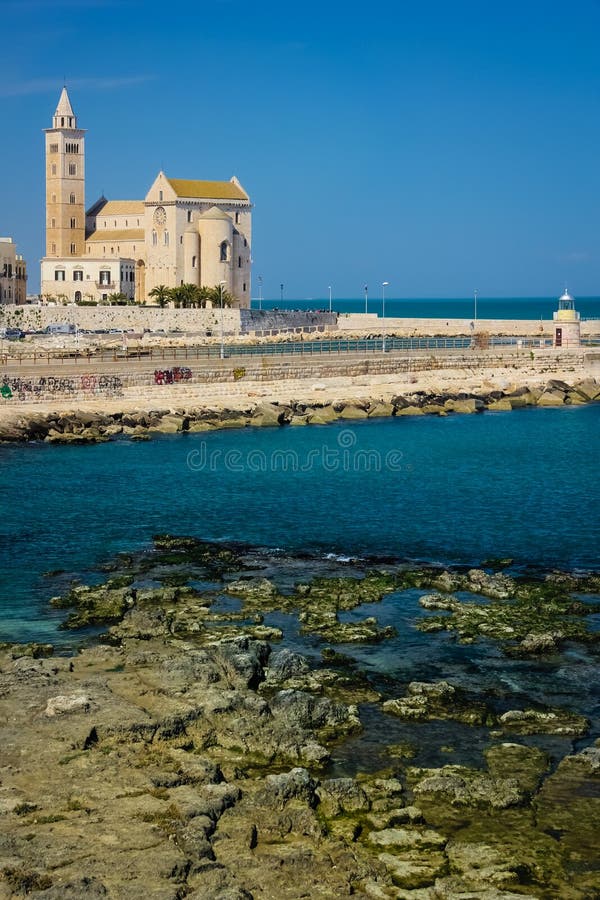 La Catedral Trani Apulia Italia Imagen de archivo - Imagen de ciudadela ...