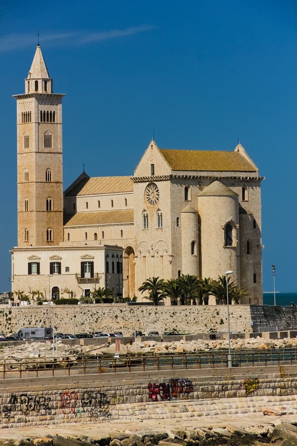 La Catedral Trani Apulia Italia Imagen de archivo - Imagen de ...