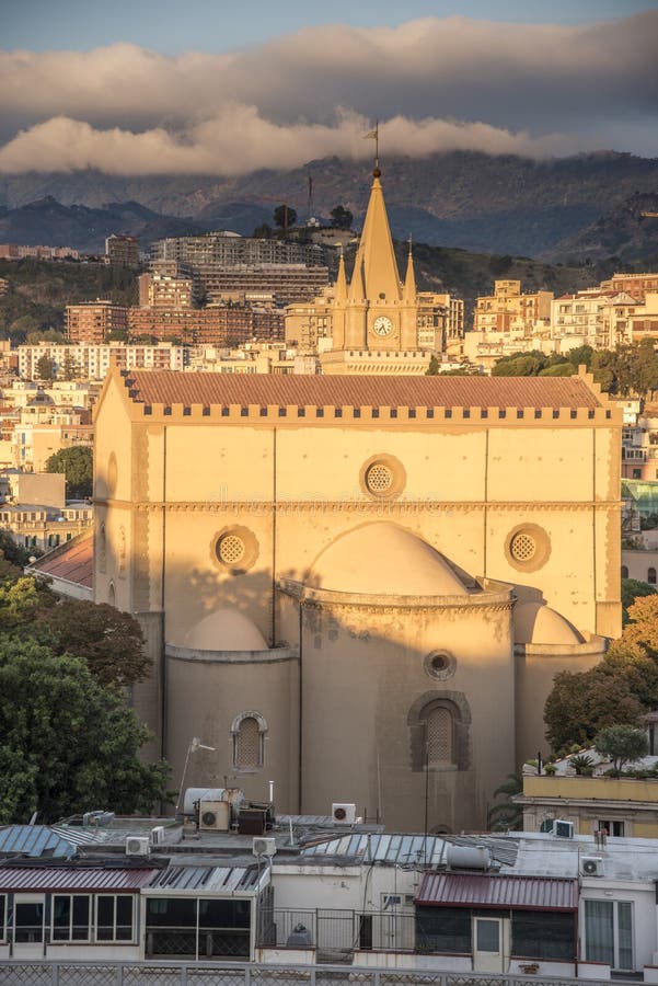 Cattedrale Del Duomo Di Messina Con L'orologio E La Fontana Astronomici ...