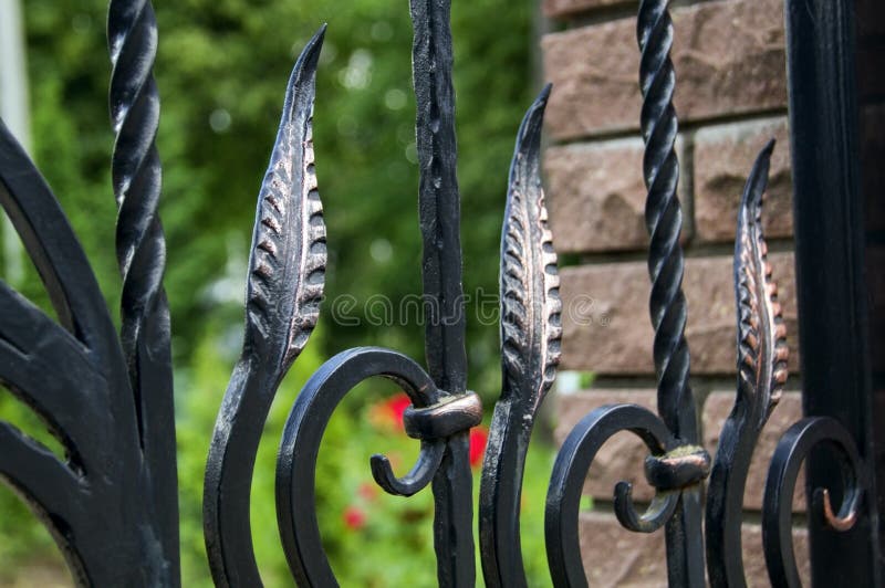 La Cerca Se Adorna Con Los Elementos Forjados Hermosos Imagen de ...