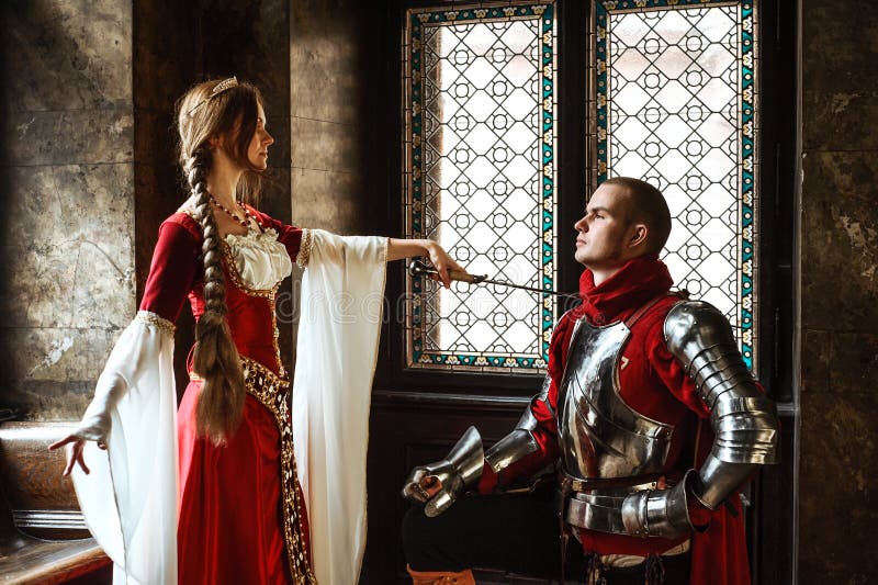 Caballero Que Se Convierte Ceremonia-valiente Knighting Del Hombre ...