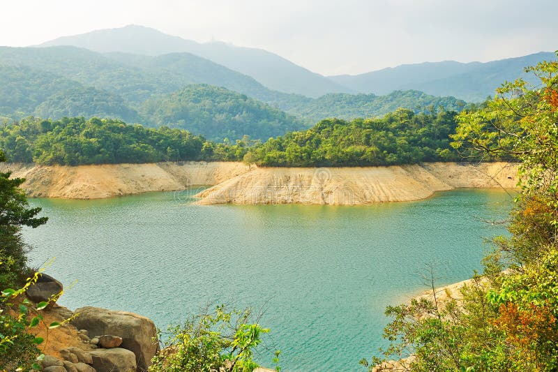 La Chiara Acqua Del Lago E Delle Colline Fotografia Stock - Immagine di ...