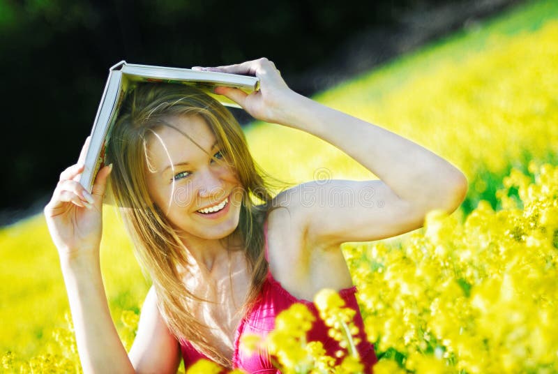 La Chica Joven Con El Libro En Un Prado Imagen de archivo - Imagen de ...