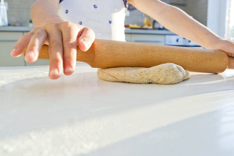La Chica Se Lanza Masa Al Sol Imagen de archivo - Imagen de horizontal ...