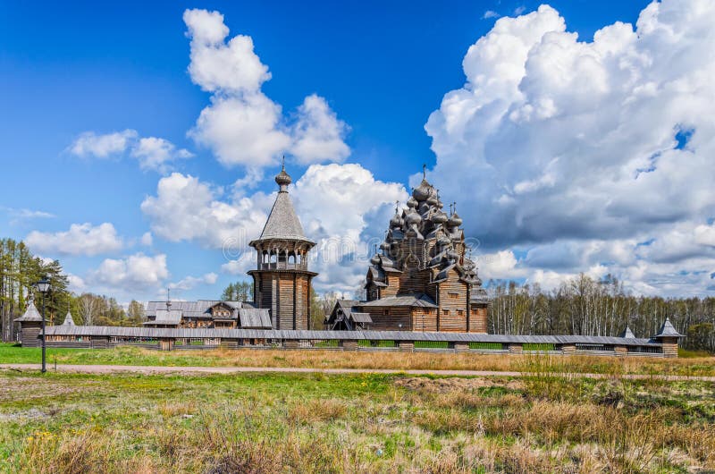 La Chiesa Di Pokrovskaya E Il Bellfry Fotografia Stock - Immagine di ...