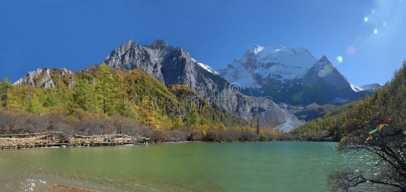 La Chine/Sichuan : Lac De Perle Dans Inagi Aden Photo stock - Image du ...