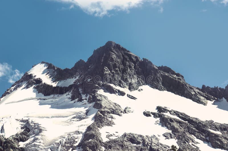La Cima Della Montagna Sui Precedenti Di Cielo Blu Fotografia Stock ...
