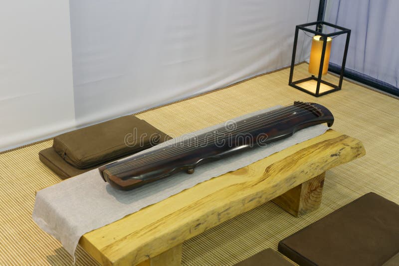 La Cithare Chinoise Dans La Salle Classique Photo stock - Image du ...