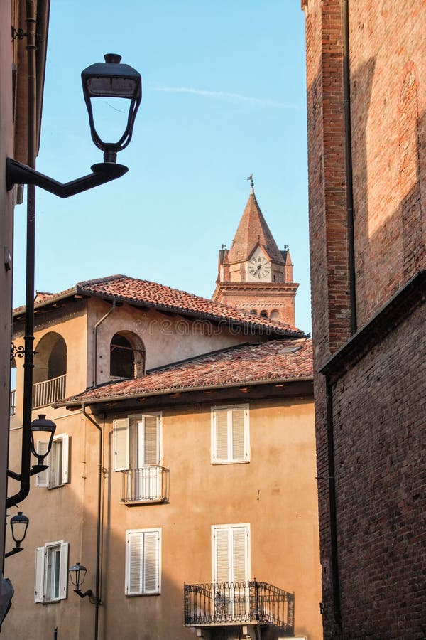 La Città Di Alba E Delle Sue Torri Immagine Stock - Immagine di ...