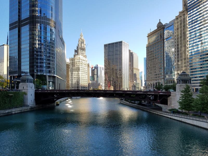 El Río Chicago, El Barco De La Travesía Y Los Rascacielos Incluyendo El ...
