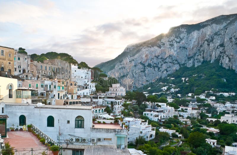 La ciudad vieja de Capri foto de archivo. Imagen de edificio - 34044236