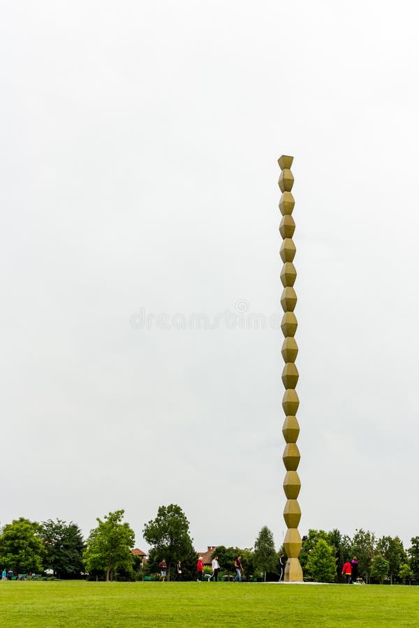 Monumento De Columna Infinita De Constantin Brancusi En Formato Hdr ...