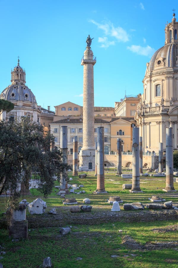La columna en Roma foto de archivo. Imagen de italiano - 61707484