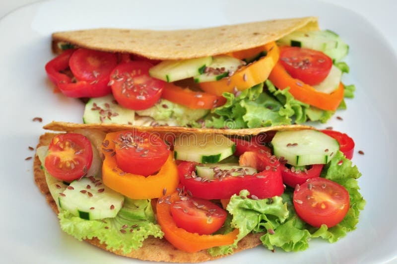 La Comida Cruda Rueda Con Las Verduras Frescas Imagen de archivo ...
