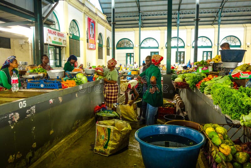 La Comida Del Mercado Central Atasca En Maputo, Mozambique Foto de ...