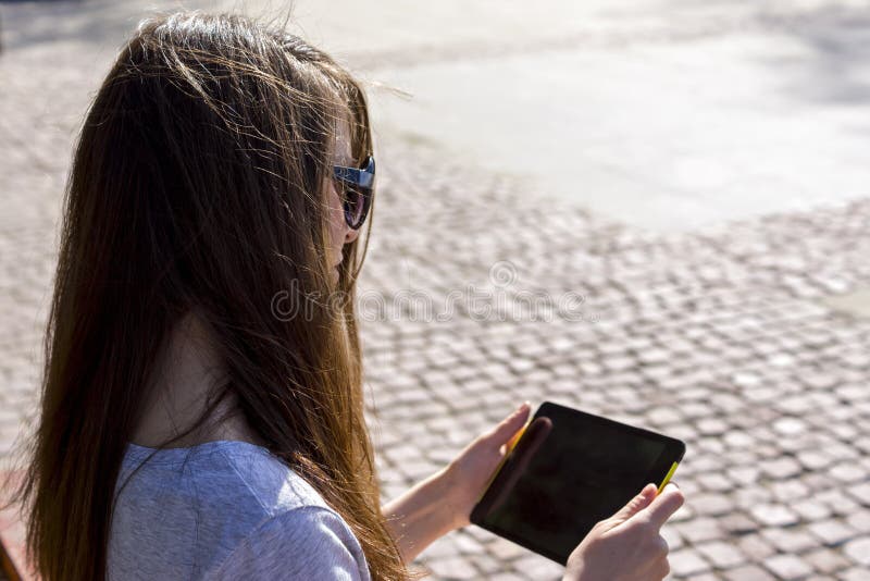 La Compressa in Mani Della Ragazza Fuori Fotografia Stock - Immagine di ...