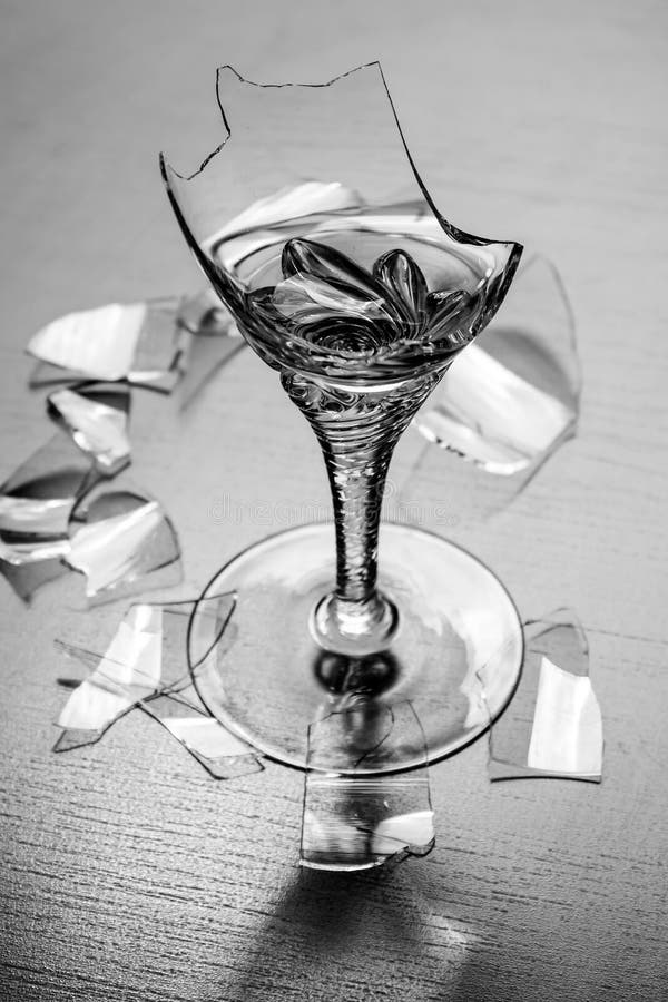Copa De Vino Elegante Rota En Un Fondo Oscuro Foto de archivo - Imagen ...