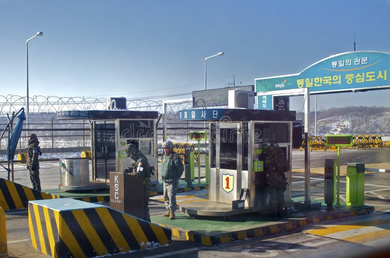 La Corea Del Sud, Controllo Nordcoreano Del Confine Immagine Stock ...