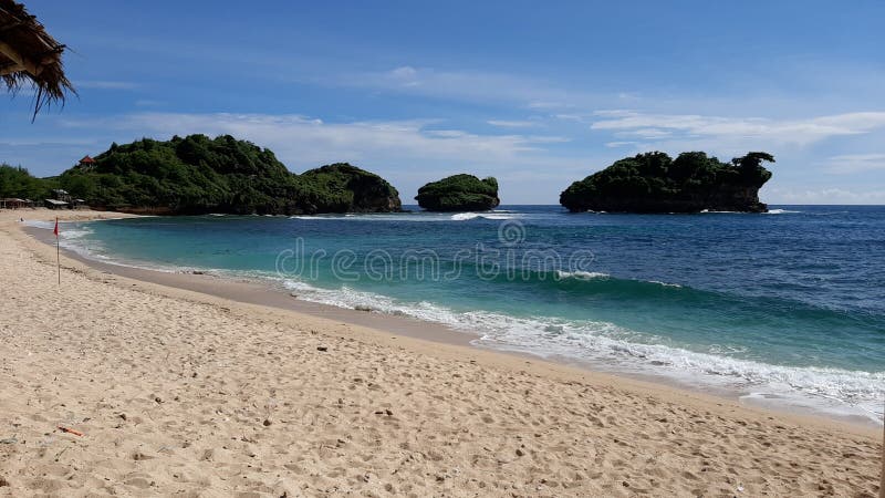 La Costa Sur Azul De Java Con Rocas Foto de archivo - Imagen de arena ...