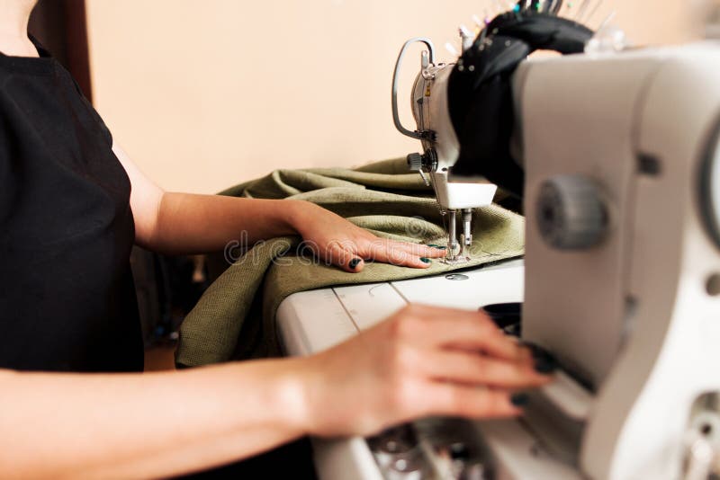 La costurera cose la ropa imagen de archivo. Imagen de persona - 65876215