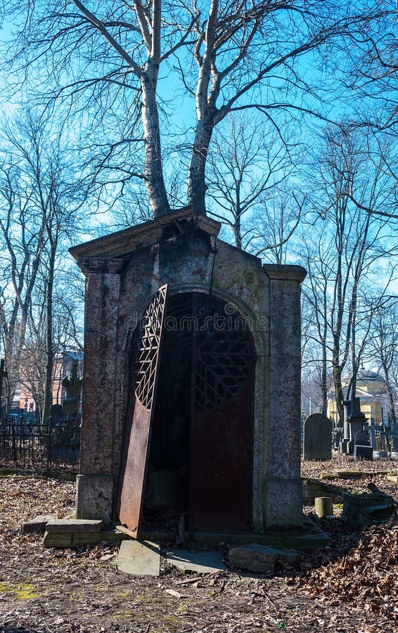 Cripta Antigua Abandonada Con Puerta Rota Imagen de archivo - Imagen de ...