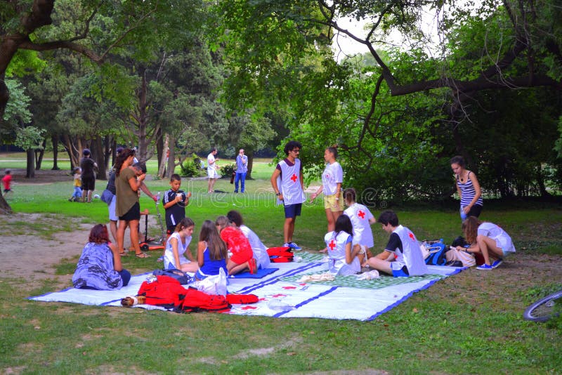 La Croix-Rouge Offre L'action éducative Photo éditorial - Image du ...