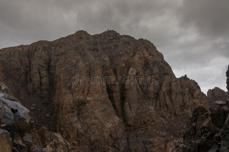 La Cumbre Rocosa De Toubkal Foto de archivo - Imagen de alto, recorrido ...